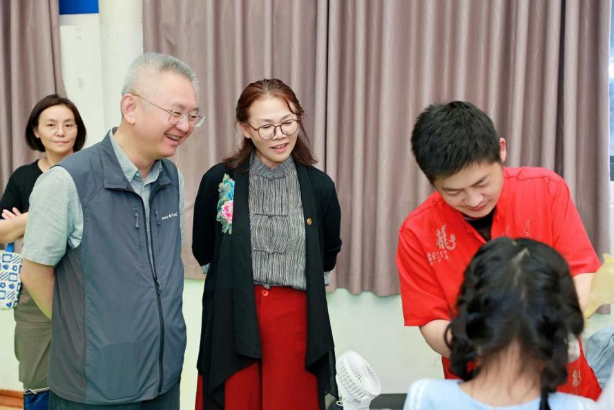 学校举办2024年“庆六一”教职工亲子游园会活动