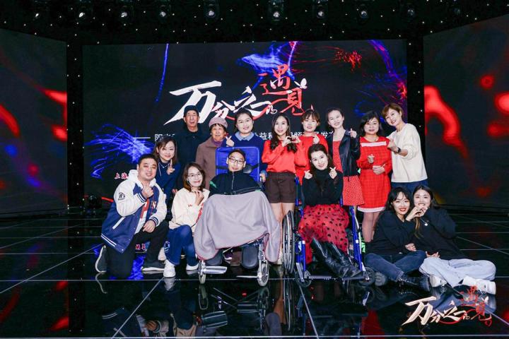 第一教育：国际罕见病日，这位罕见病患者带着一百多幅画巡展