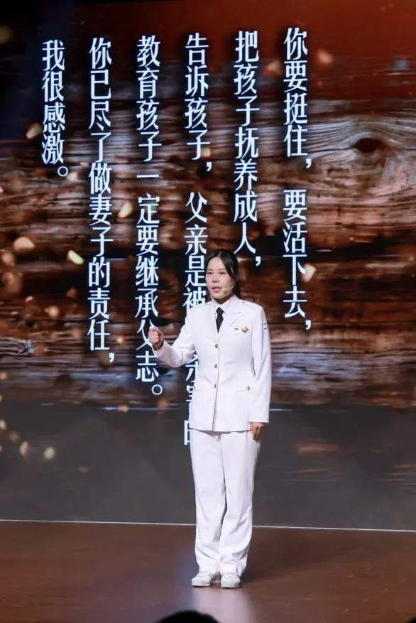 东方教育时报公众号：“老兵永远跟党走”之“退役军人展风采·红色文化进校园” 2025年度首场宣讲活动在上海工程技术大学举行