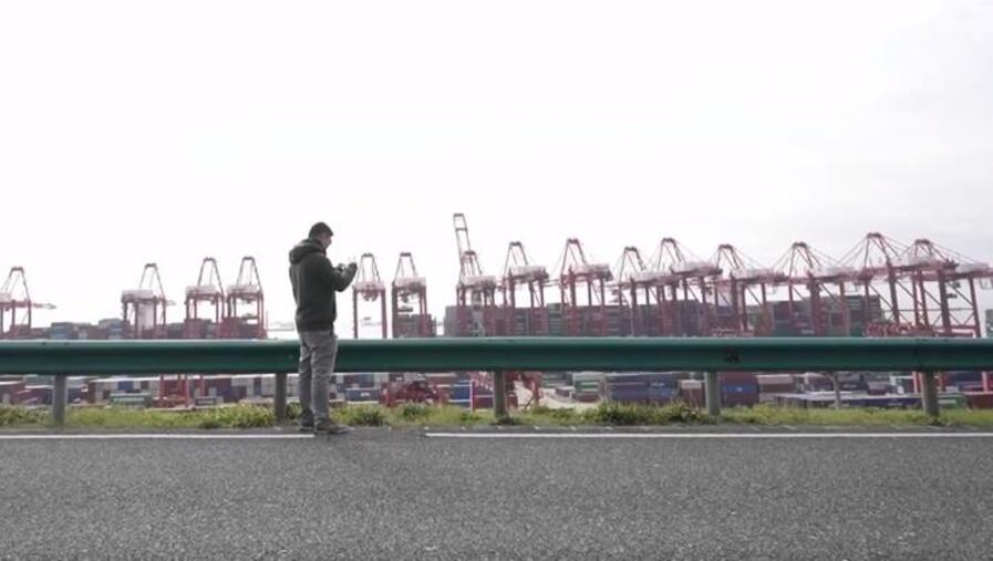 上观新闻：这个上海老师登上央视新闻！世界大港守望者十年来跟拍各型巨轮，盼坐国产邮轮